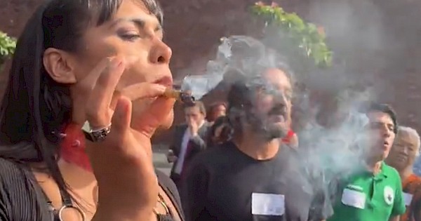 La Dosis - Diputada fuma mota para apoyar la regulación del cannabis